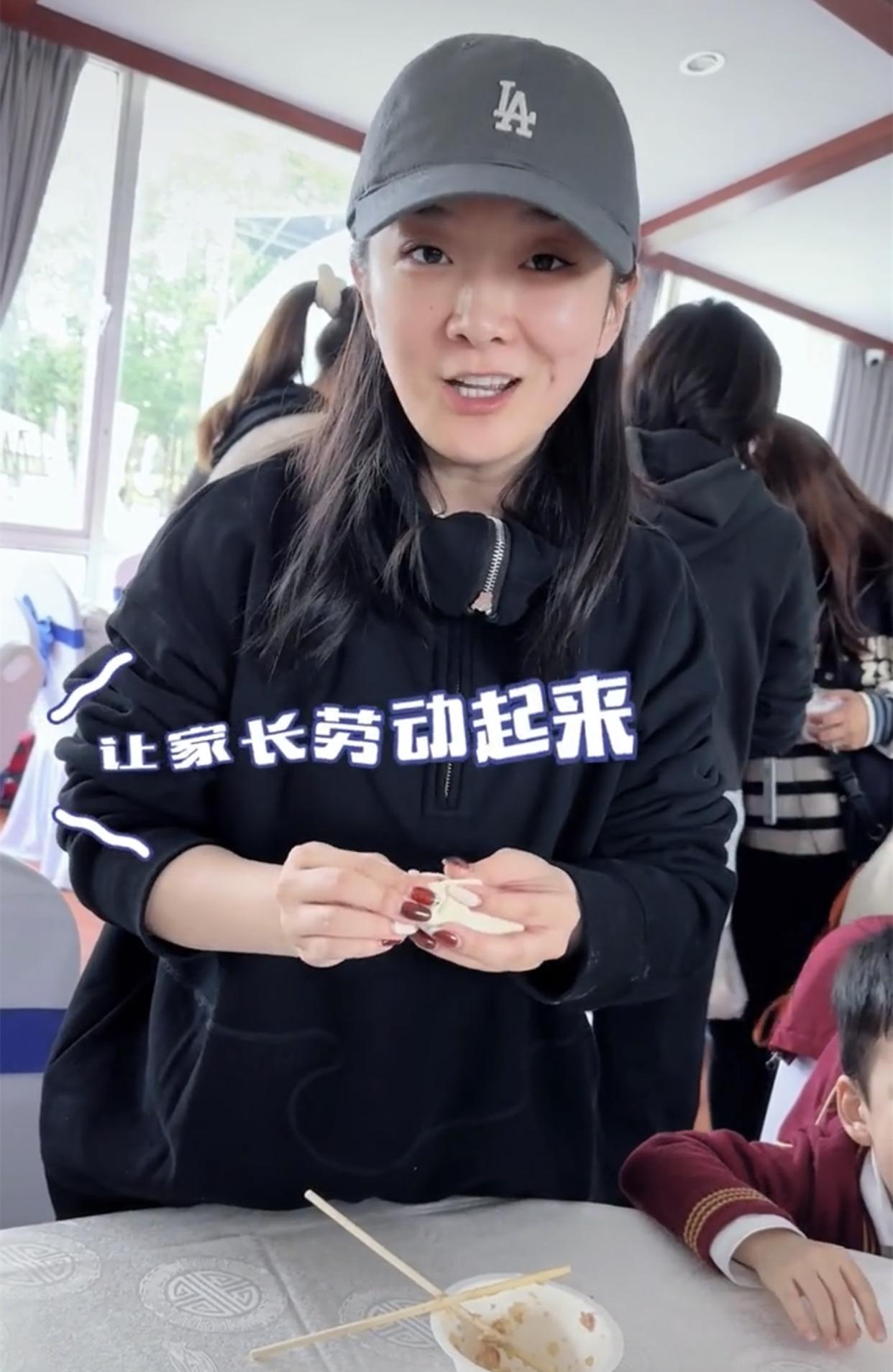 Wu Yating accompanies her son to experience farm work, and goes to the field to pick vegetables ...