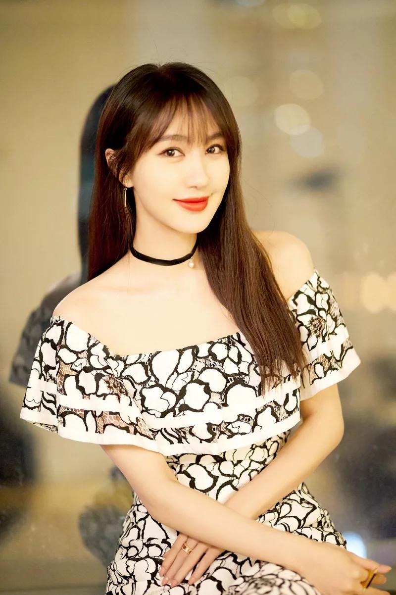 Pretty Celebrity: Li Feier Fashion Charm Photo Gallery - iNEWS