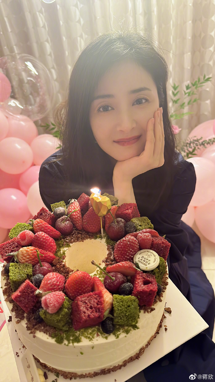 40-year-old Jiang Xin posted a birthday photo, wearing a black skirt ...