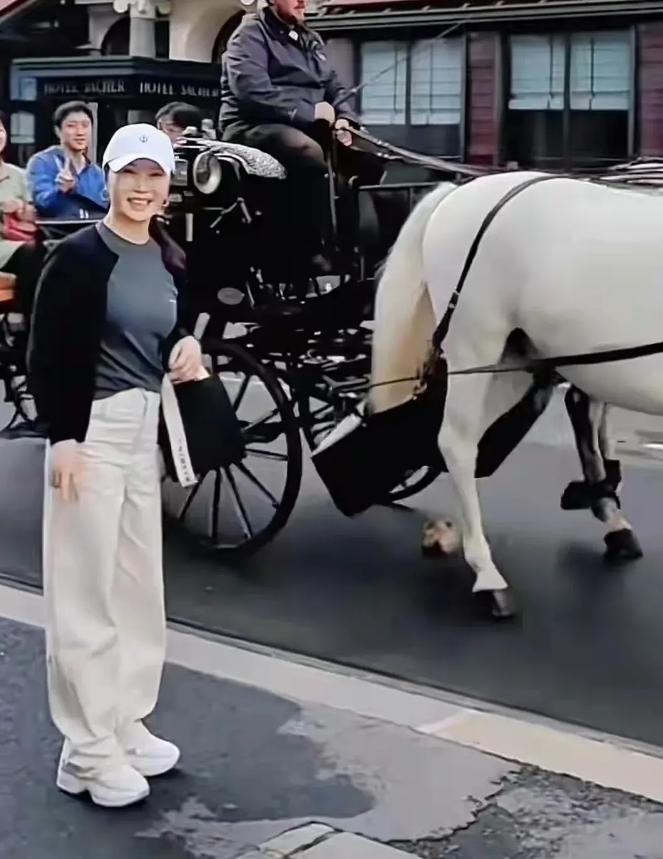 Fu Disheng took his son and daughter-in-law to Austria! Ren Jing wears ...