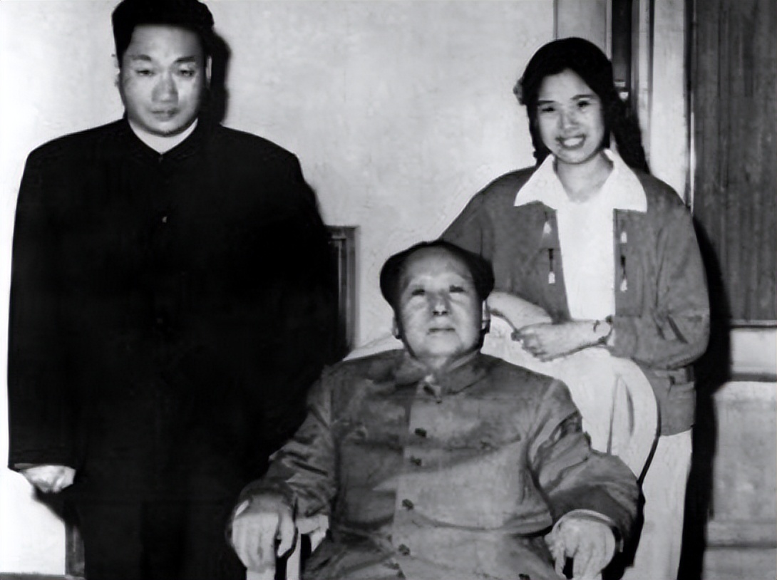 Mao Anqing died in Beijing in 2007. Before his death, he told Mao Xinyu ...