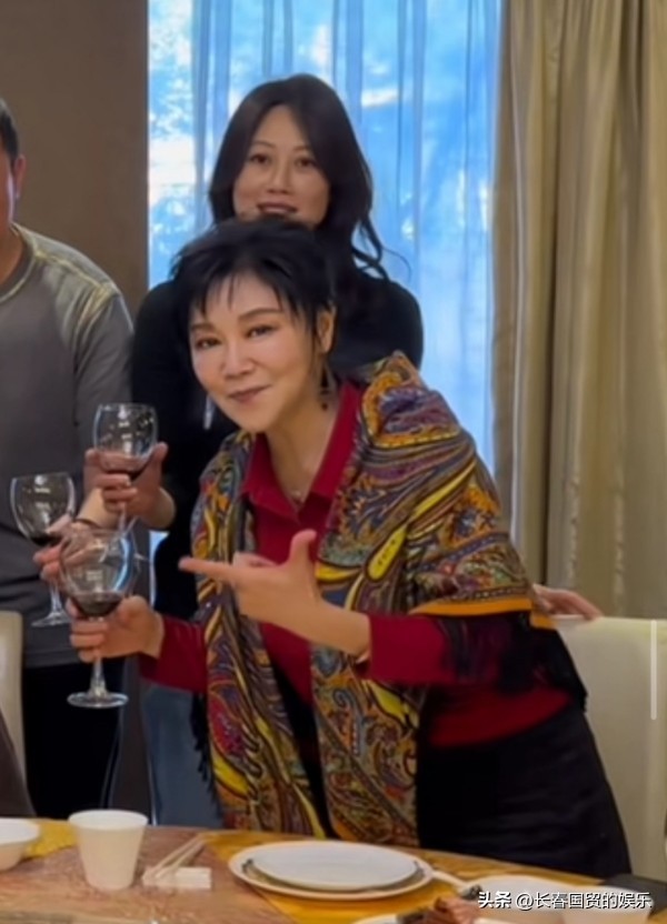 The 59-year-old singer Su Hong made a rare appearance and became ...