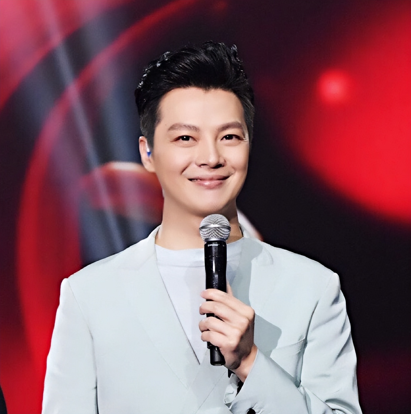 Ren Luyu: From the grassroots to the first brother of CCTV, his wife is ...