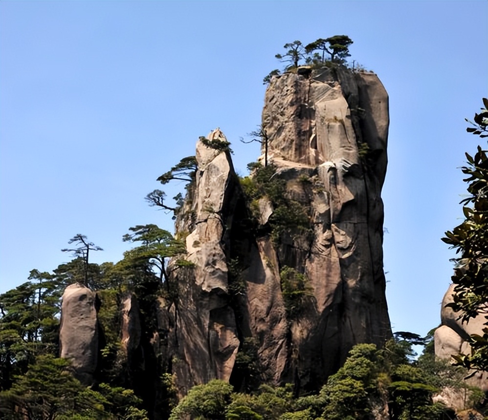 A mountain in Dalian, with all kinds of strange peaks and scenery, is a ...