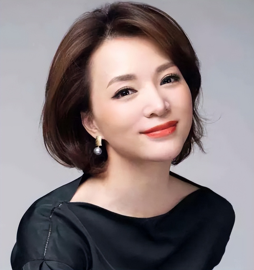 Dong Qing, the host of CCTV, is very dedicated to her work despite her shortcomings. - iNEWS