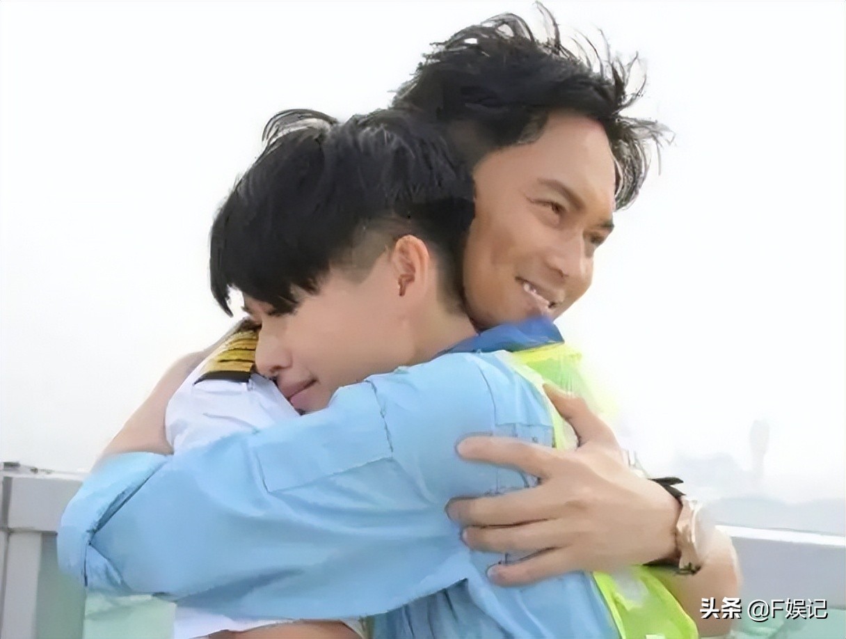 Anita Yuen and his wife, Gillian A Sa, met Zhang Zhilin and Myolie Wu to take a photo and dream ...