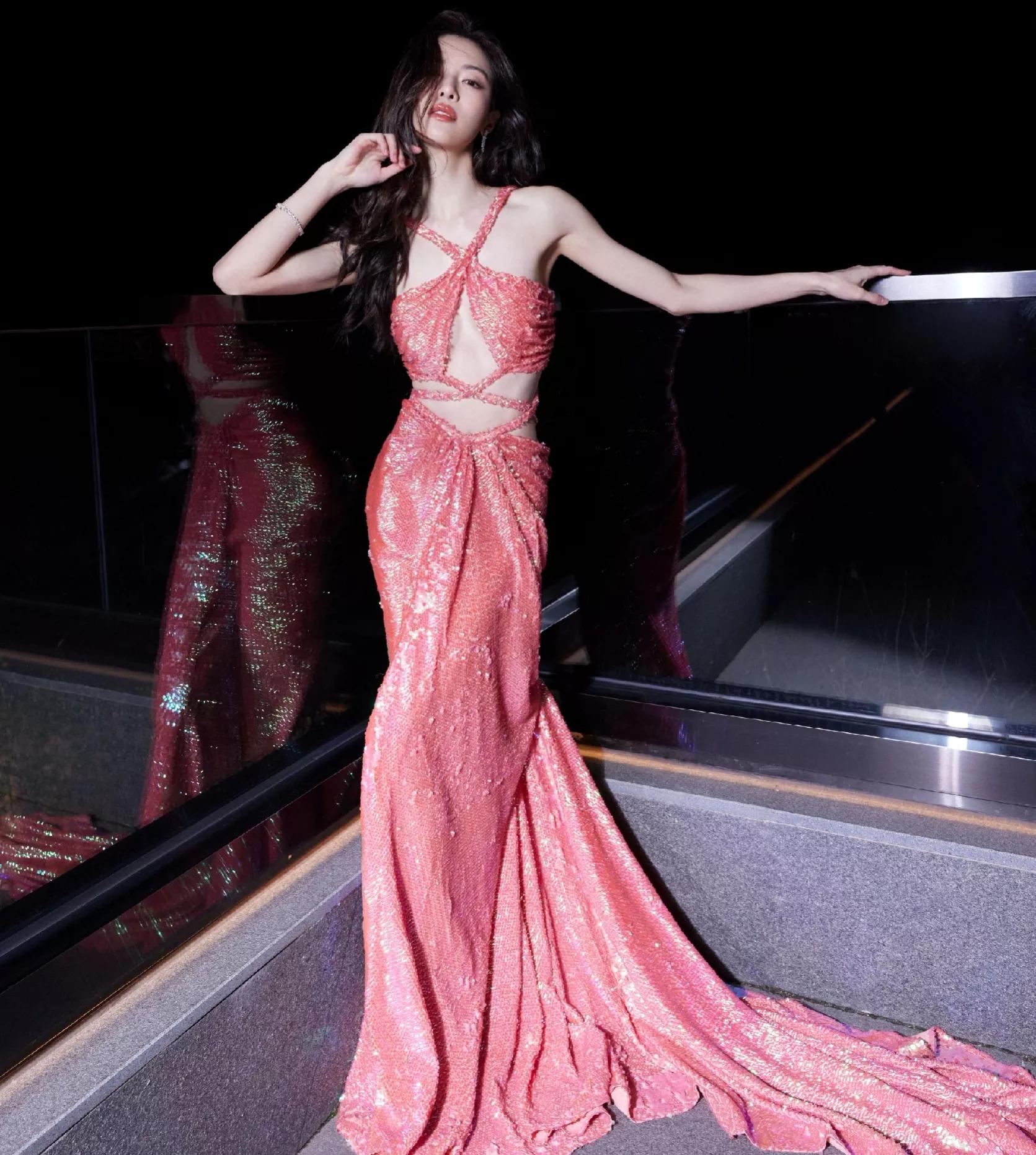 I can't tell if it's Xiao Jingteng or Zhong Chuxi, the two are so ...