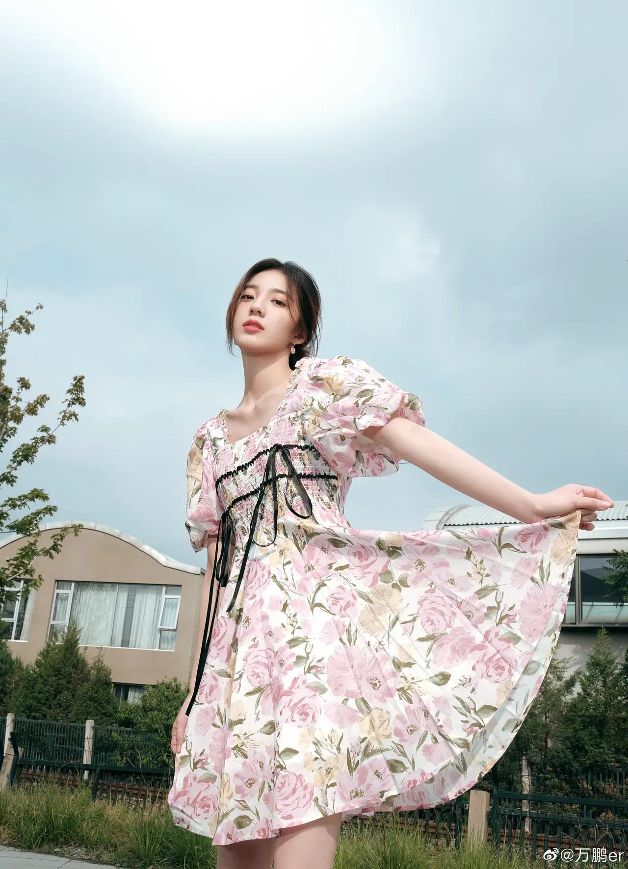 The youthful and beautiful Wan Peng, the pink floral dress is cute and ...