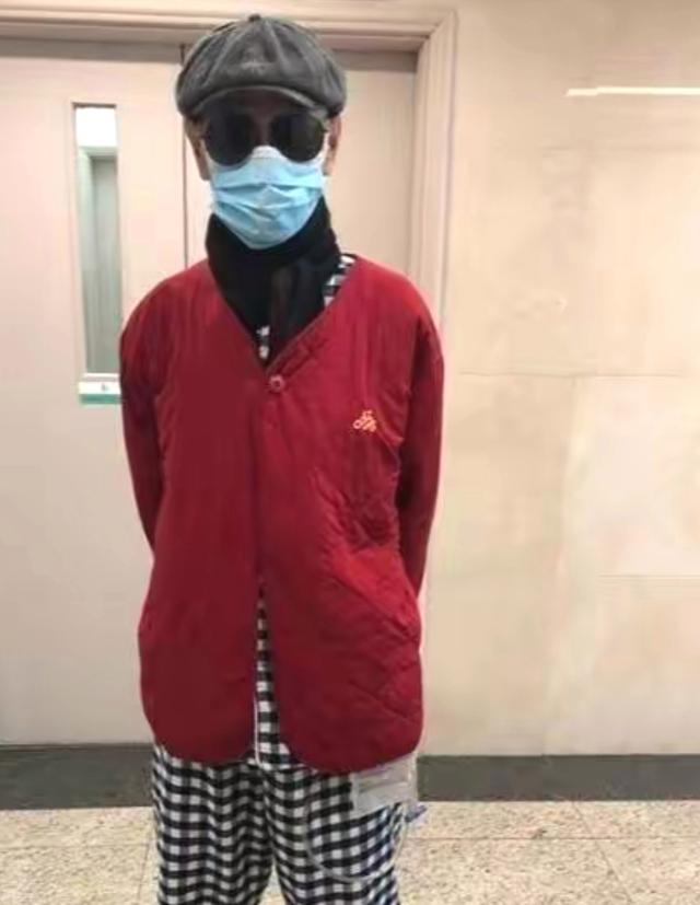 77-year-old Luo Jiaying appeared in the hospital, holding a medical ...