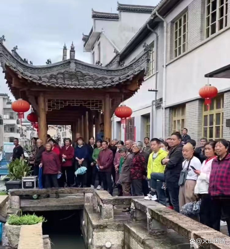 Li Zixiong appeared in Huangshan for filming and was surrounded by ...