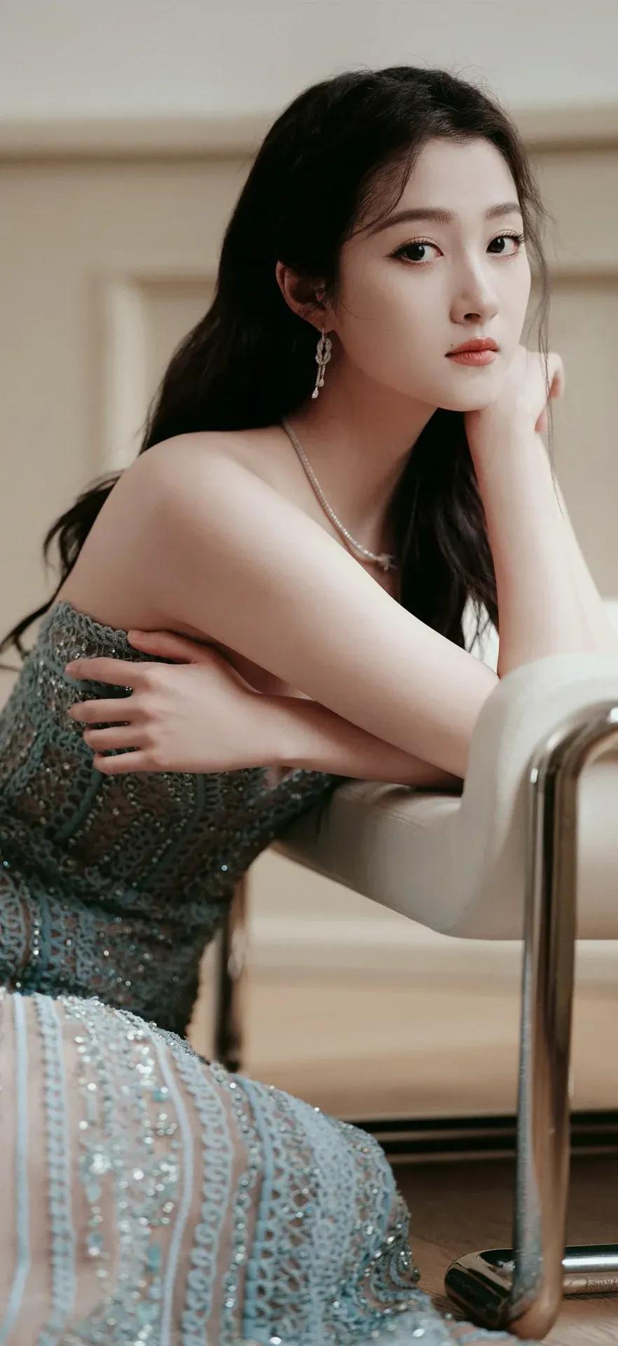 Guan Xiaotong, this figure is very eye-catching in the crowd - iNEWS