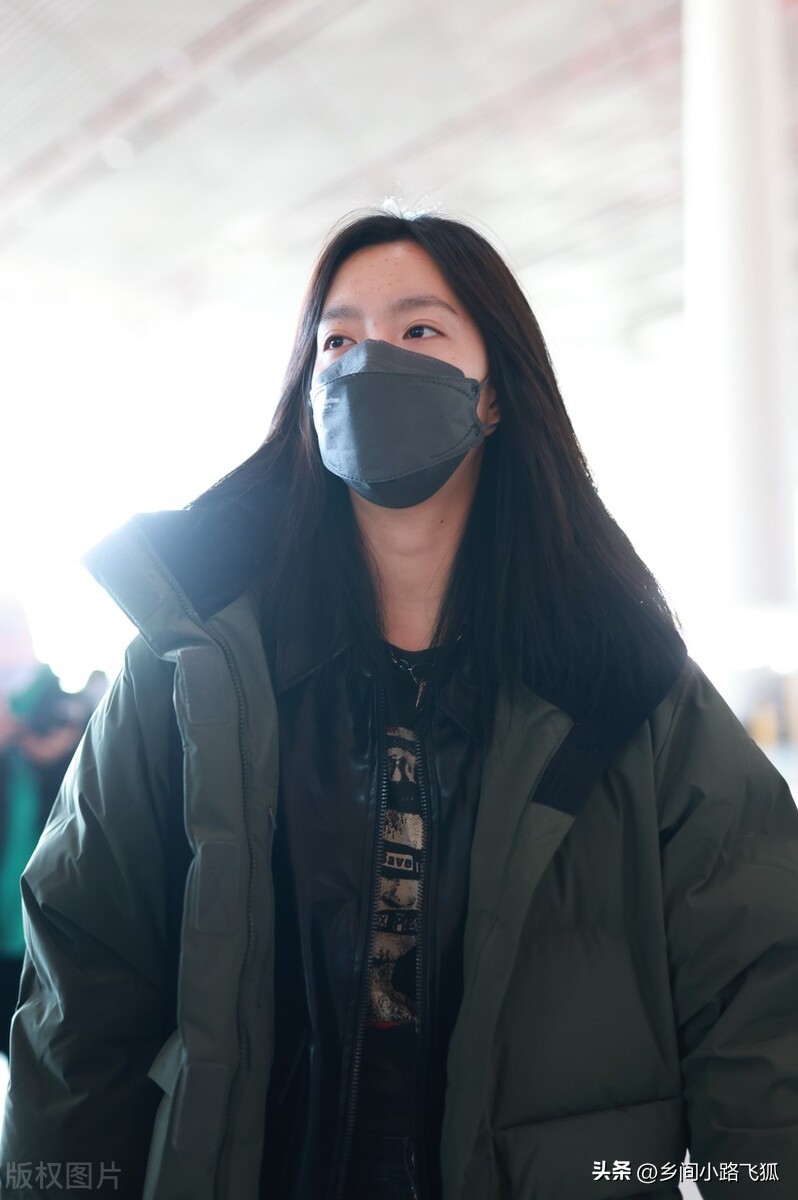 Zhuang Dafei departed from Beijing Airport, wearing a fashionable and ...
