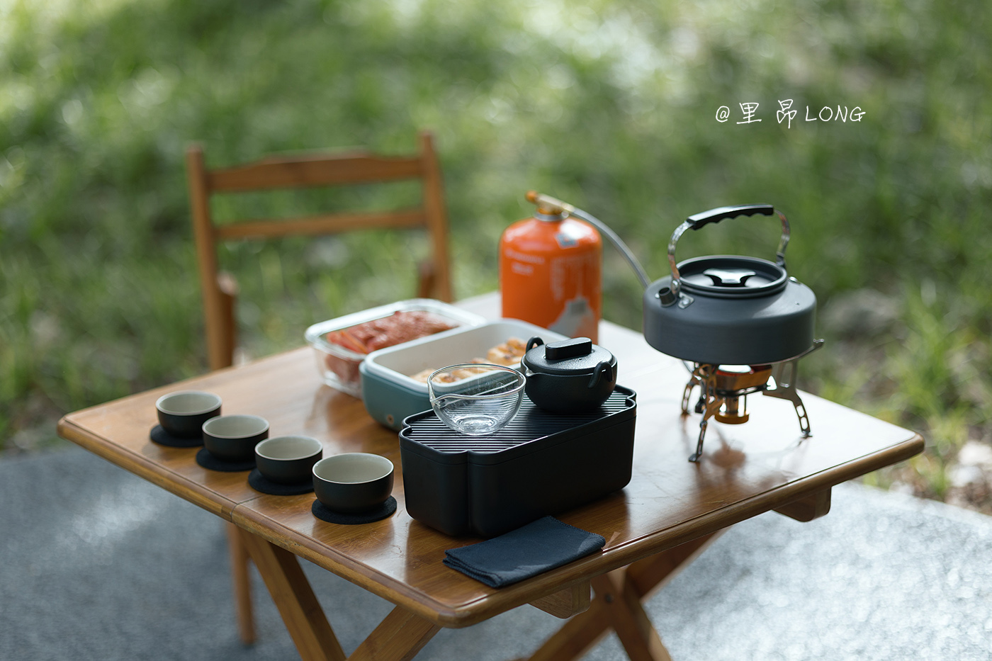 Boil water to make tea outdoors, this camping tea set is easy to handle ...