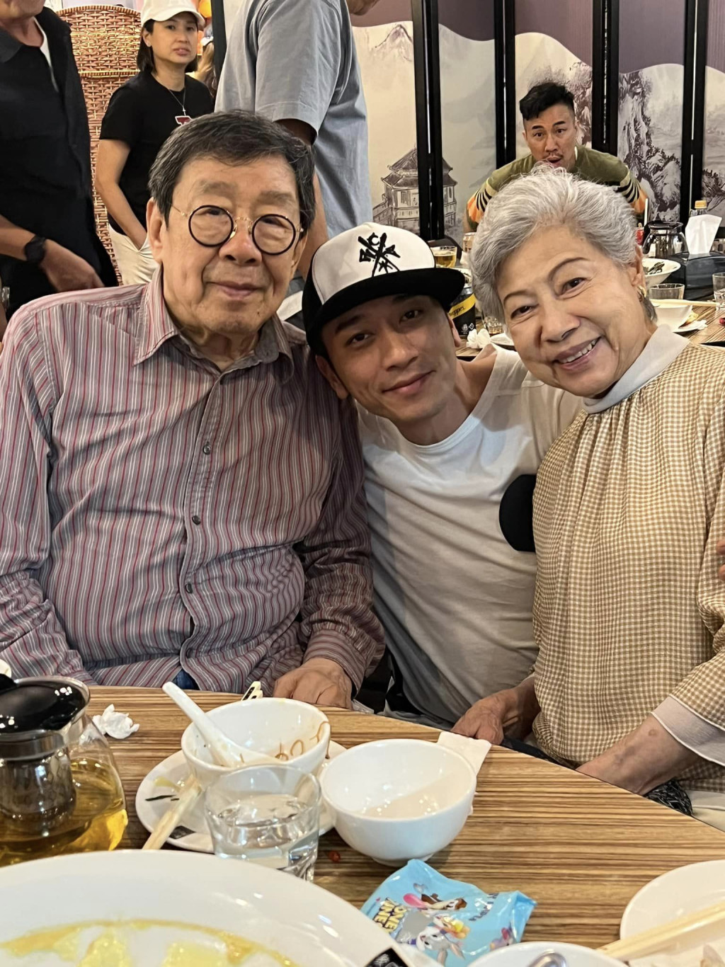 Zhang Jiahui asked godfather Hu Feng to have dinner, 91-year-old Hu ...