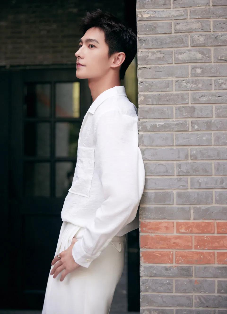 Long time no see! Yang Yang's latest activity photo, the all-white suit ...
