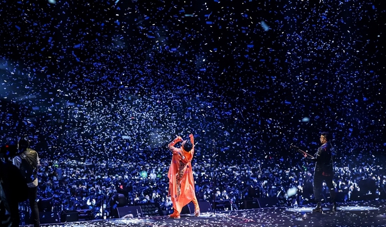Brother Yang and his family showed up at the concert together, and ...