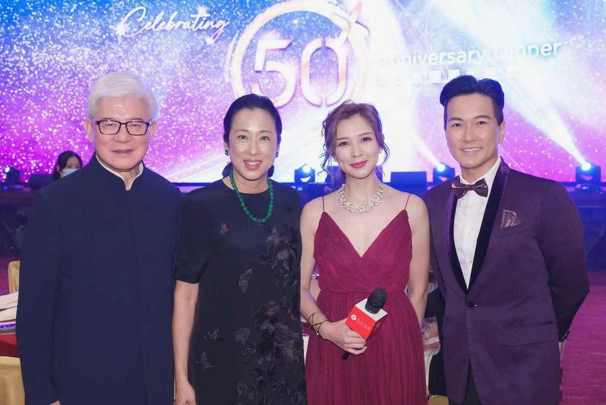 Zhu Lingling and her husband attended the event, wearing jewelry worth ...