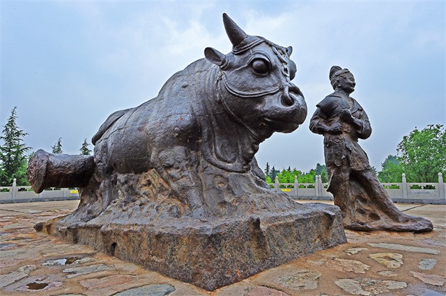 In 1988, the iron cow in the Yellow River was salvaged ashore - iNEWS