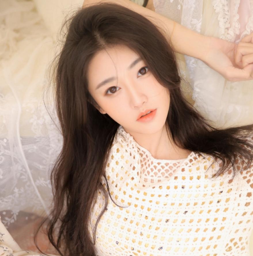 Sexy young model Xiaohua, some people say she looks like actress Jing ...