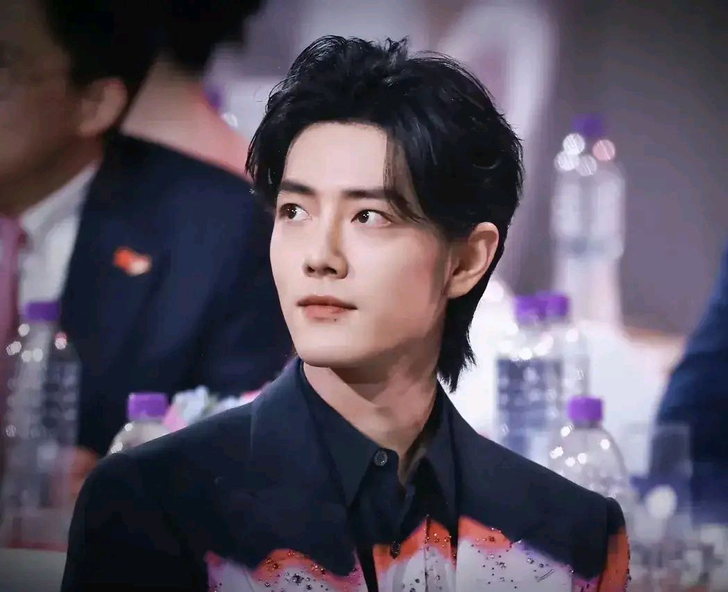 At the Greater Bay Area Film and Music Gala, Jackie Chan took the ...