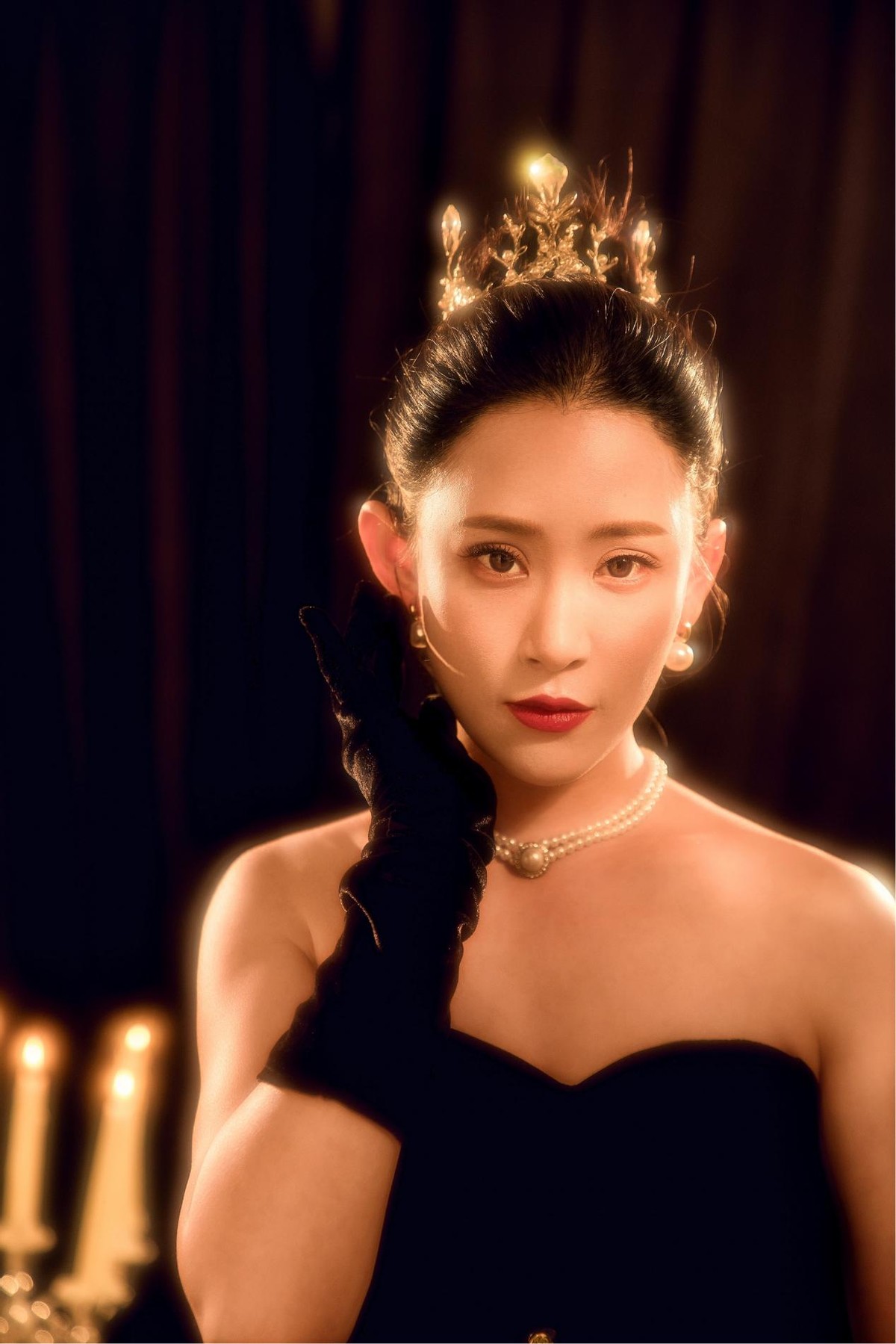 Group photo: Wang Yixin wears diamond-pressed hair, eyes cold, elegant ...