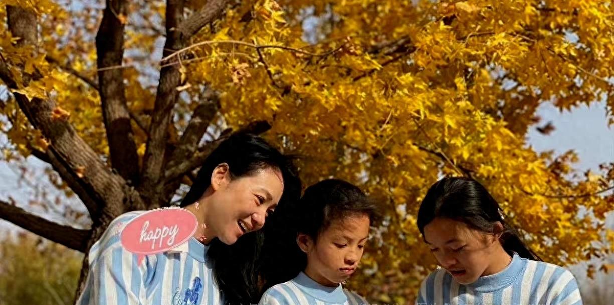 Finally showing his face? The lover of 51-year-old host Zhou Qun was exposed, which is very ...