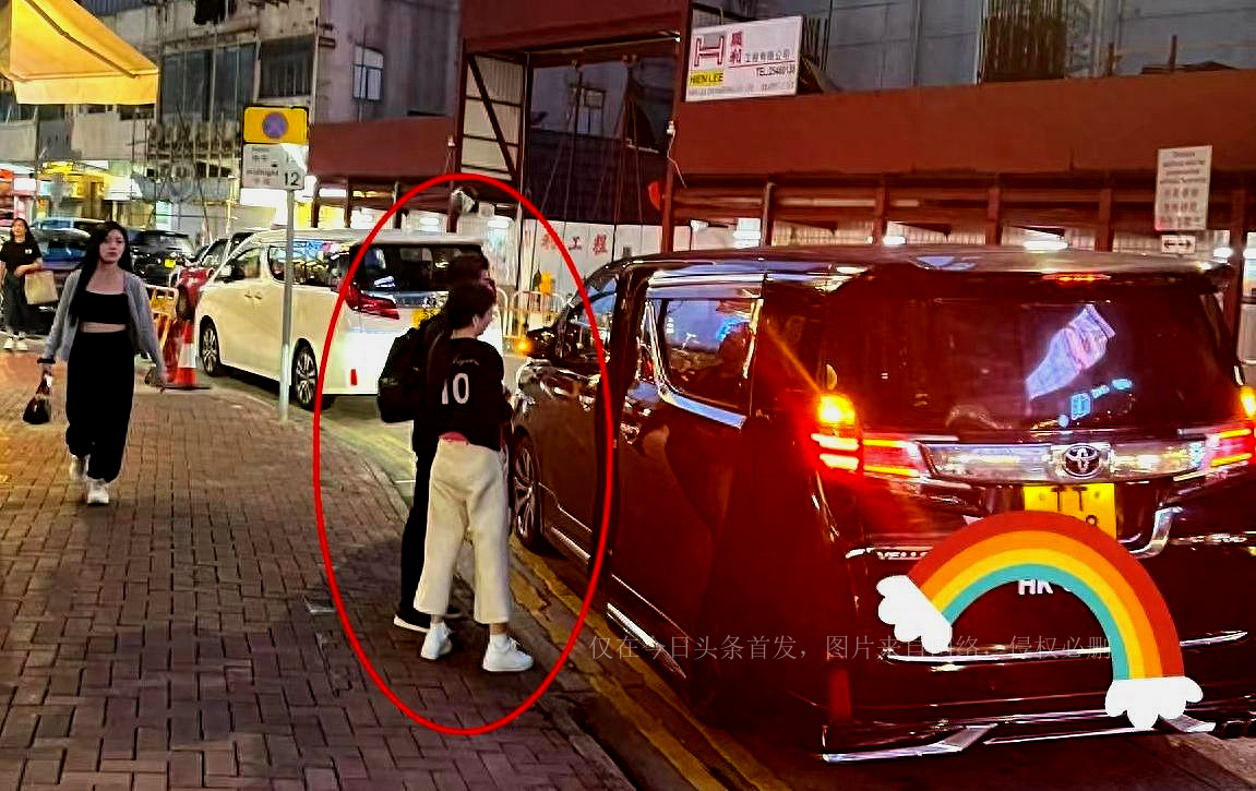 Aaron Kwok and Fang Yuan went out with their two daughters. The couple ...