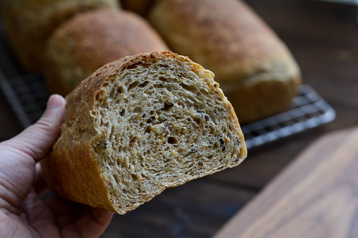 It's hard to eat European buns. Lazy people bake 6 multi-grain breads ...