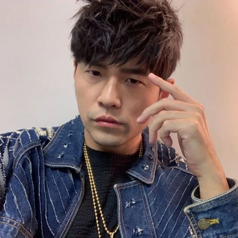 Jay Chou's recent photos look very old! Rarely exposed forehead photos ...