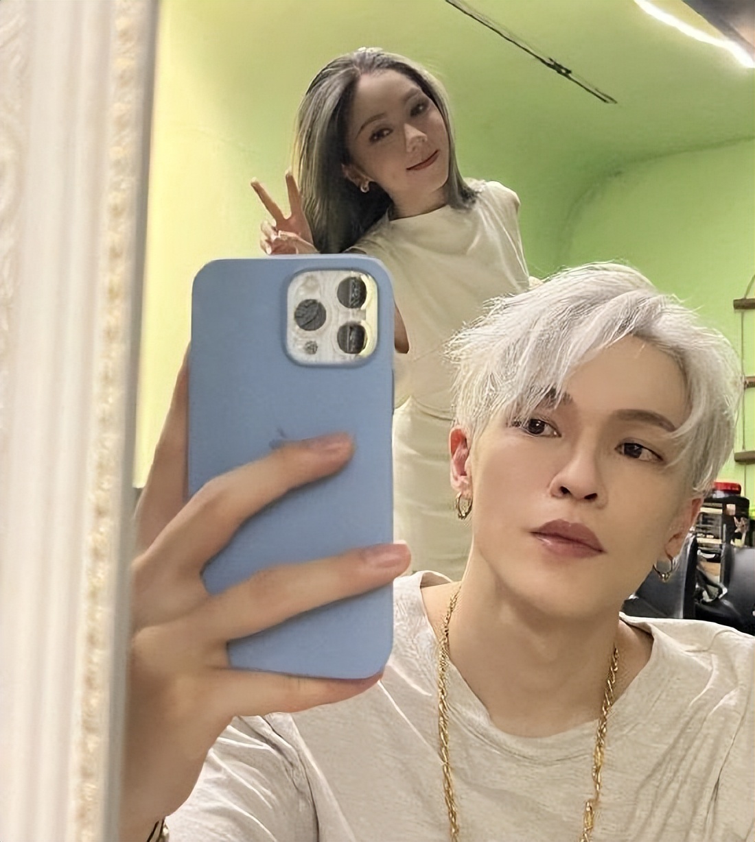 Deng Ziqi's 31st birthday photo!Wearing a suspender to show a good ...