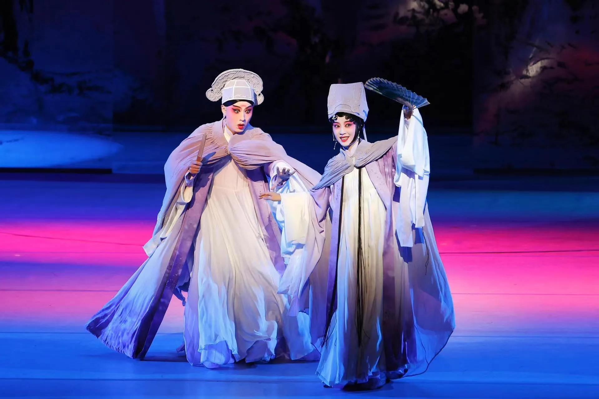 A folding fan awakens the "Oriental Stage Aesthetics" in "Six Chapters ...