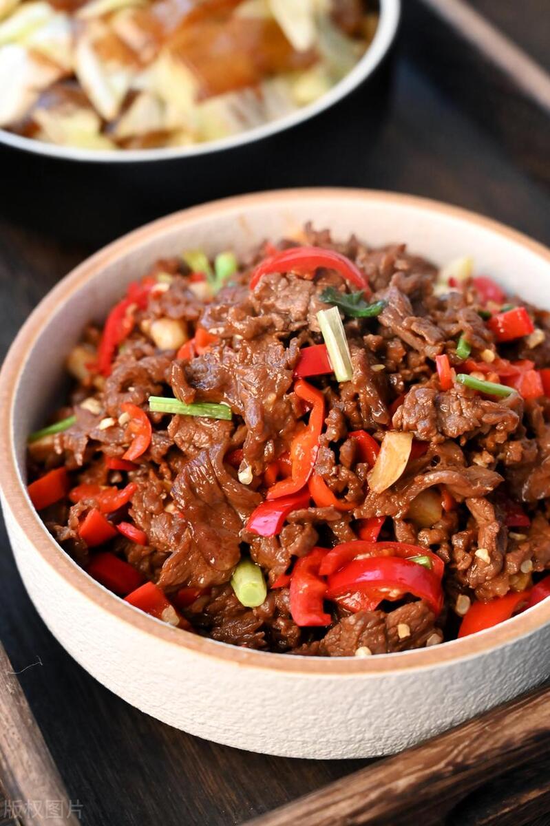 The chef teaches you how to make stir-fried yellow beef with meat and ...