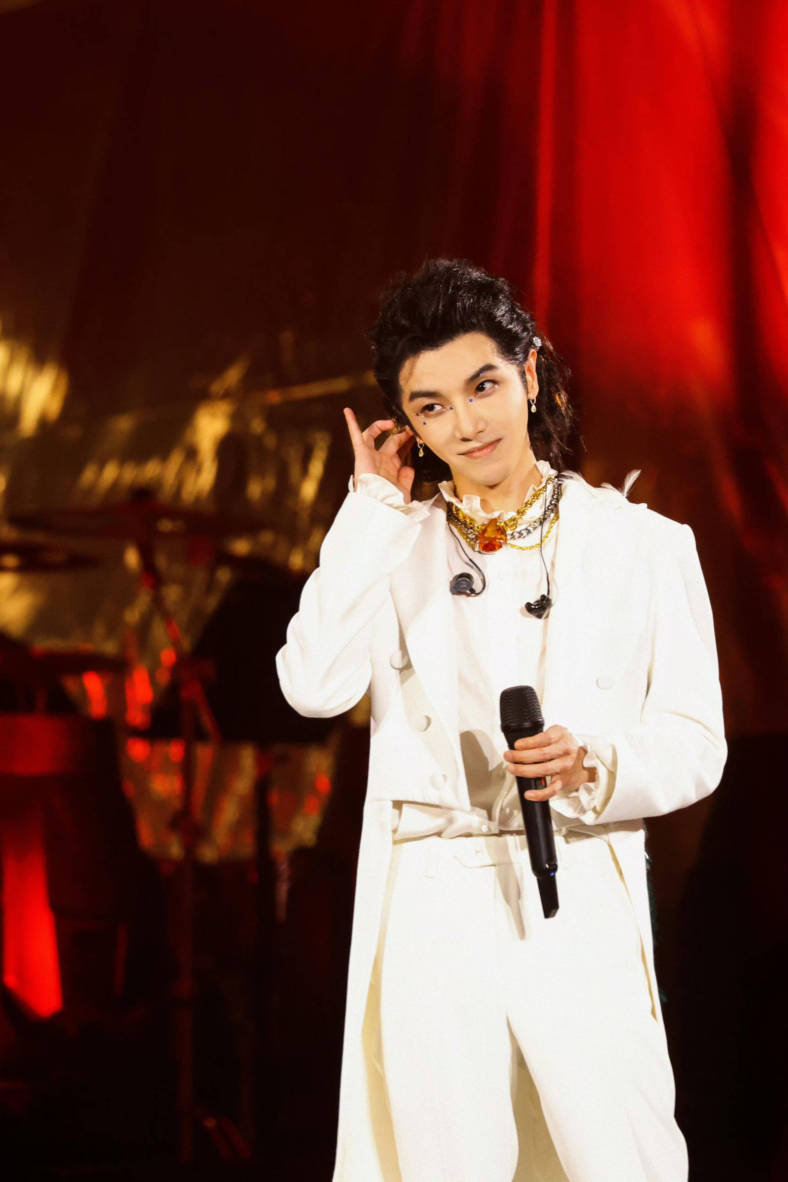 Hua Chenyu's "Mad Asylum" Concert LIVE Exposure Switching Angle of View ...