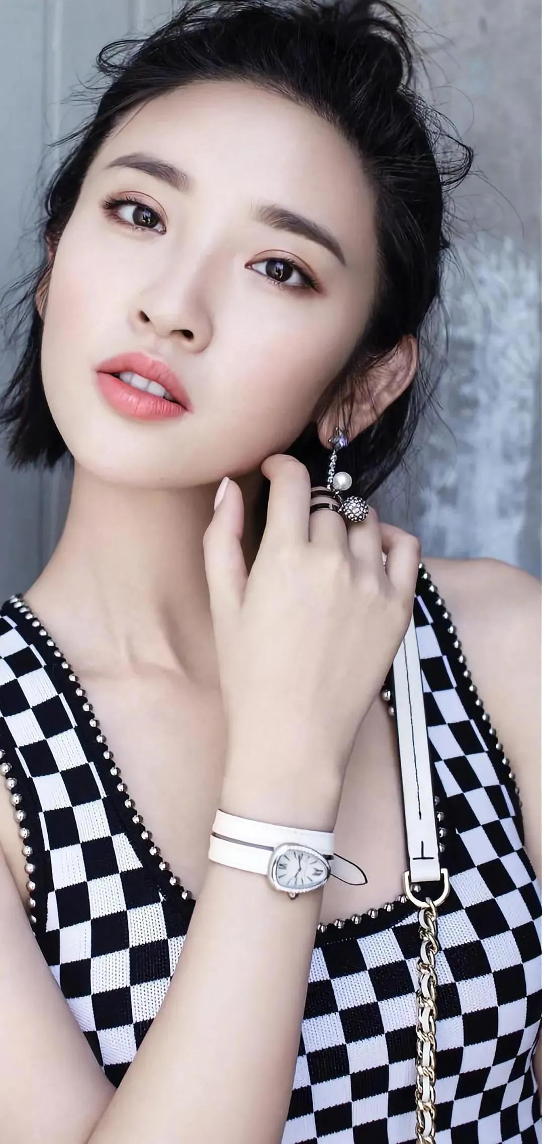 The sexy and charming Tang Yixin, with fair skin and beautiful ...