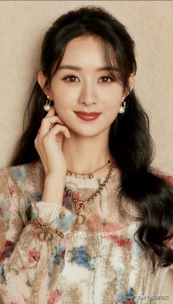 Handy and beautiful!Zhao Liying makes dumplings on the set, looks ...