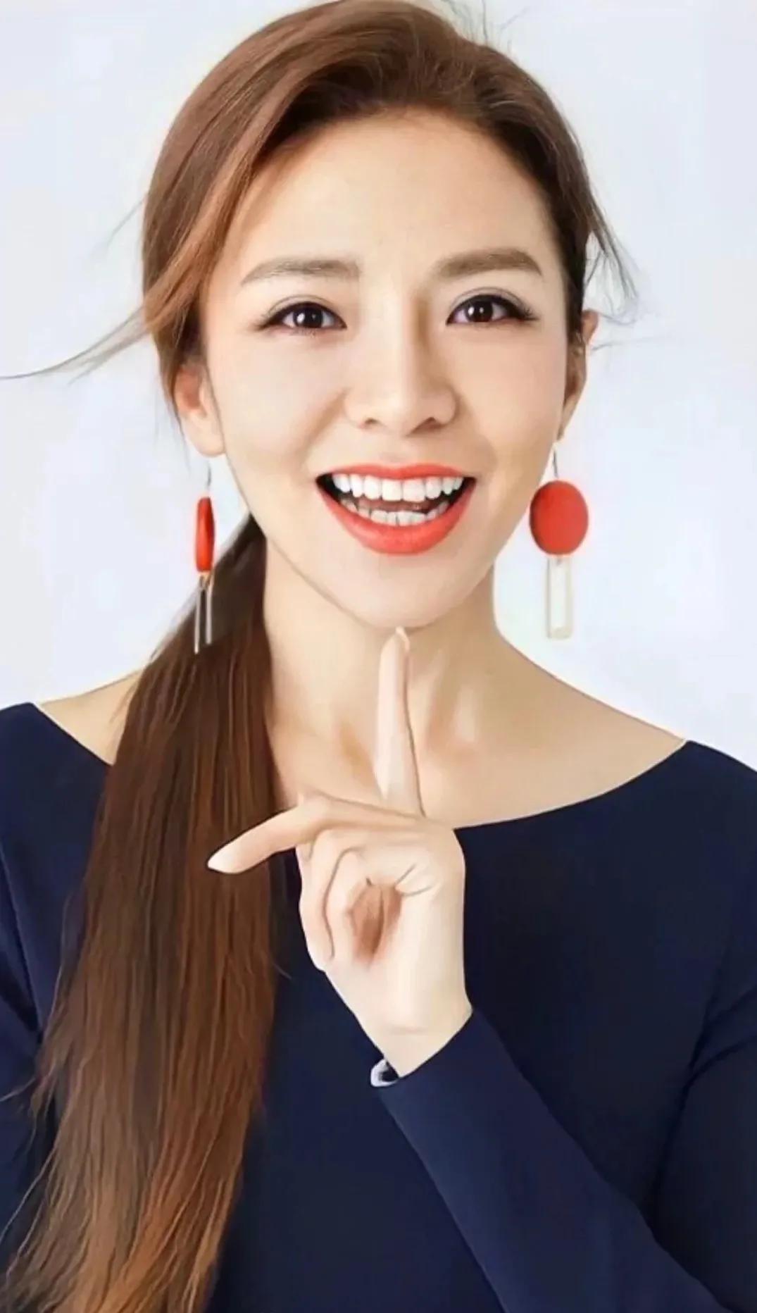 Li Sisi, Zhou Tao, Dong Qing, Li Hong, Zhu Xun, Fang Qiong, Liu Yan and other hosts, who is the ...