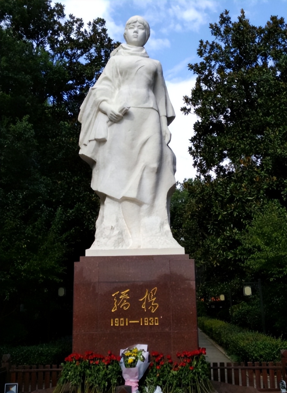 In 1962, Mao Anqing returned to his hometown to worship his mother, but ...