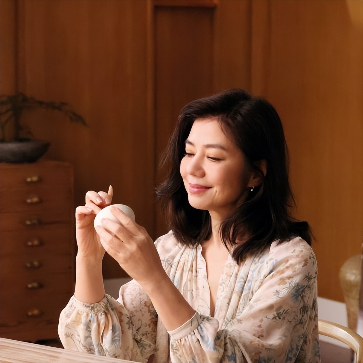 62-year-old Zhong Chuhong came back to shoot commercials, do you think ...