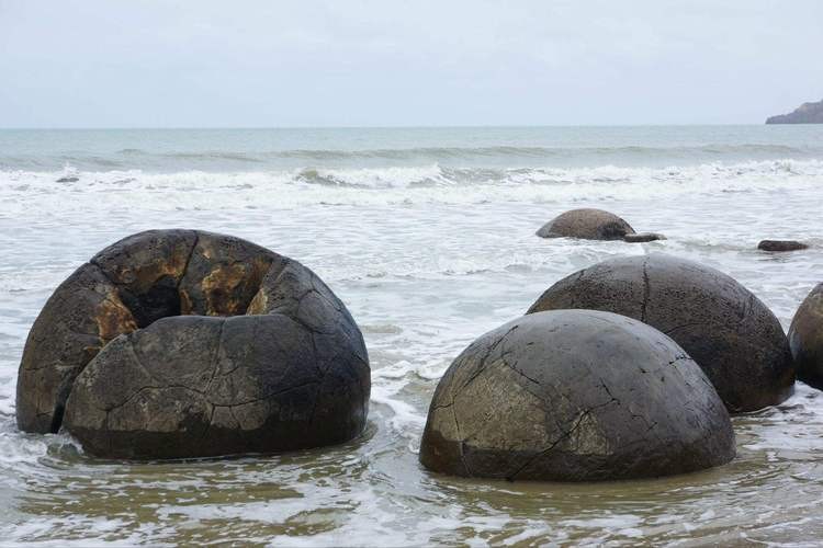 The power of a 1,000-ton giant stone ball is so amazing? You can never ...
