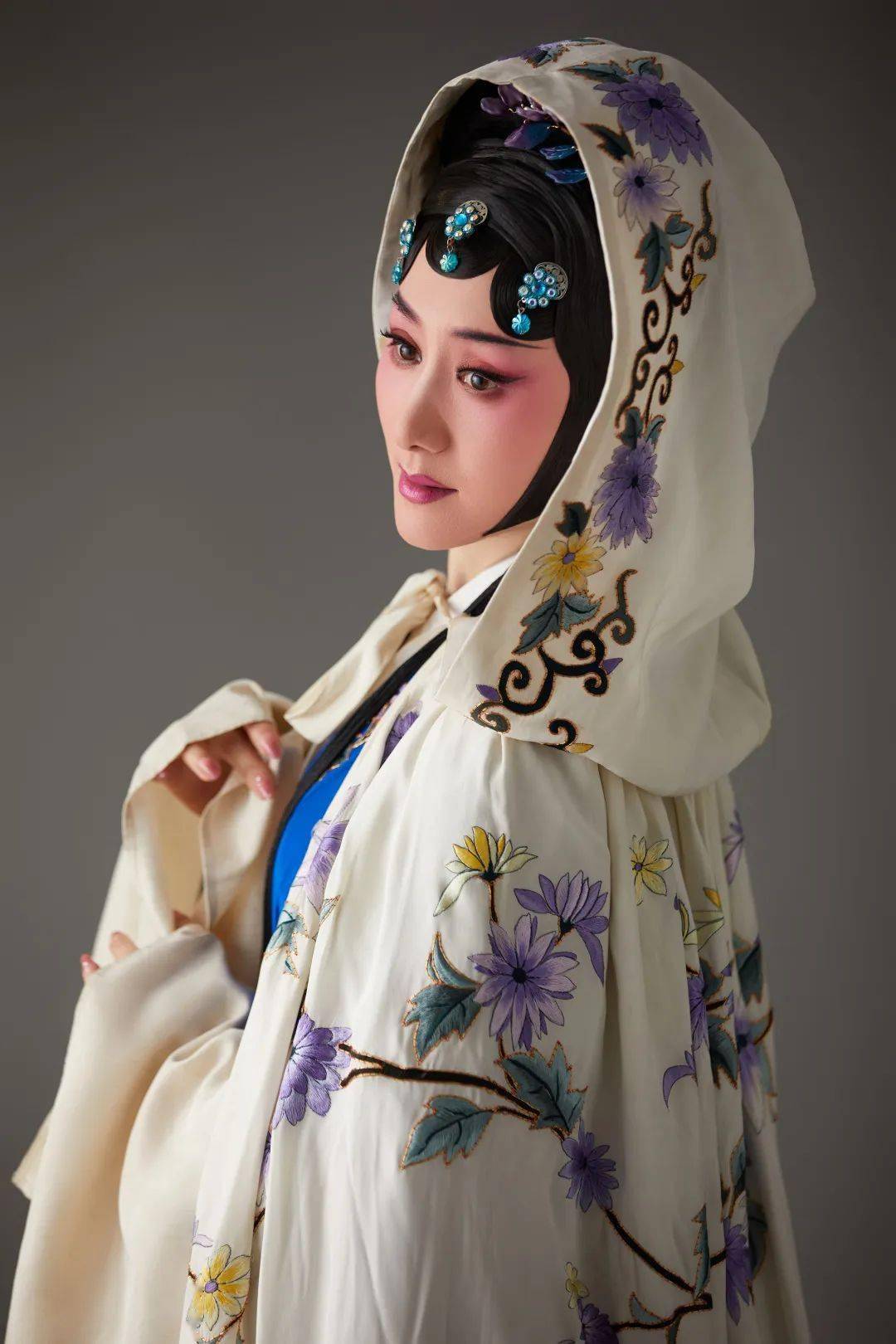 The successor of the Zhang School of Yue Opera, He Saifei and his ...