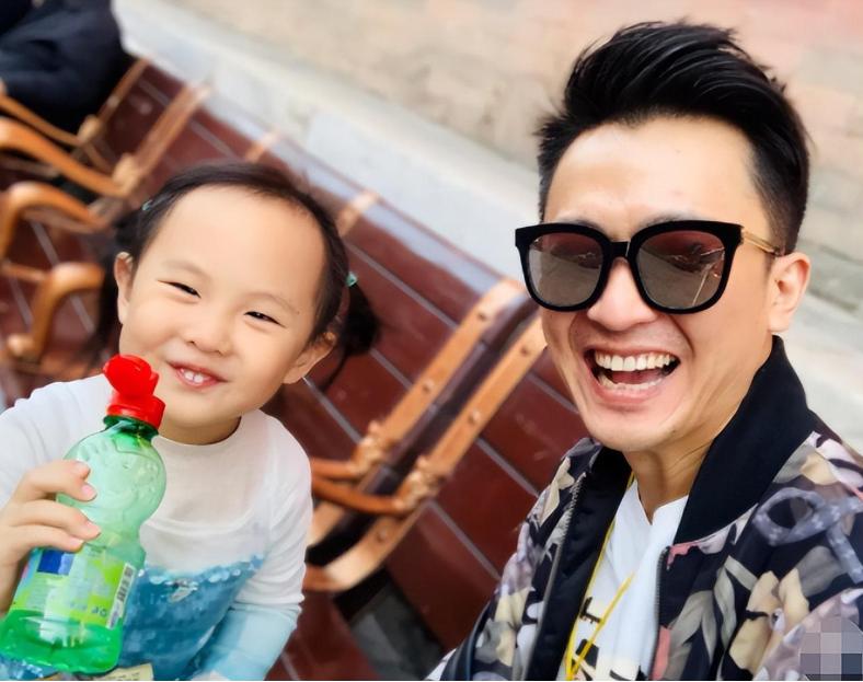 Famous host of CCTV, married to his wife for many years and has two ...