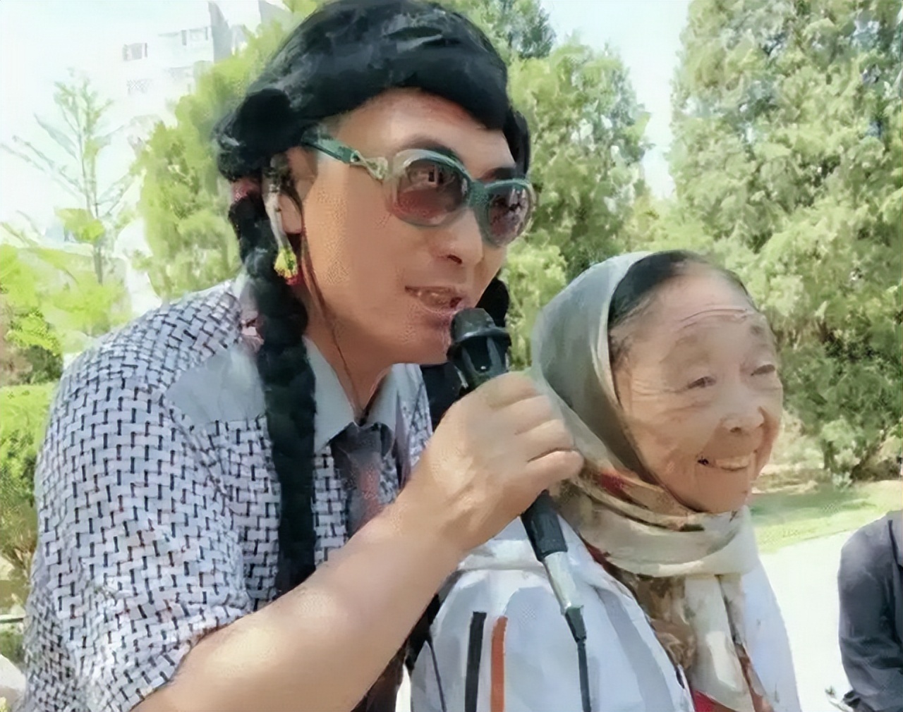 Li Yucheng combed the hair of 85-year-old Ma Yuqin, the female side ...