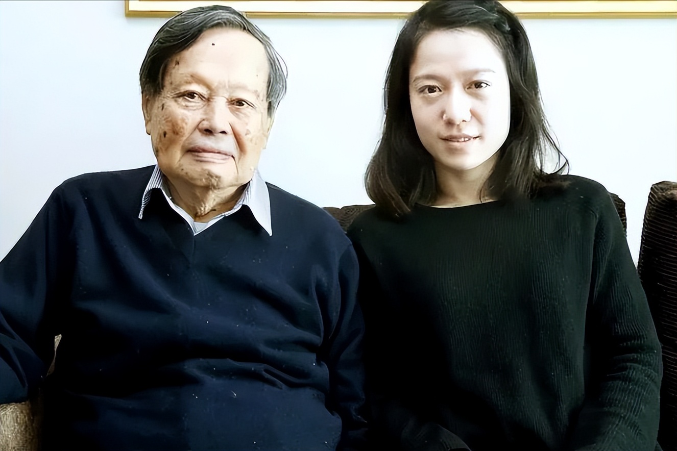 Yang Zhenning and his wife went out for an outing, Weng Fan's fat ...