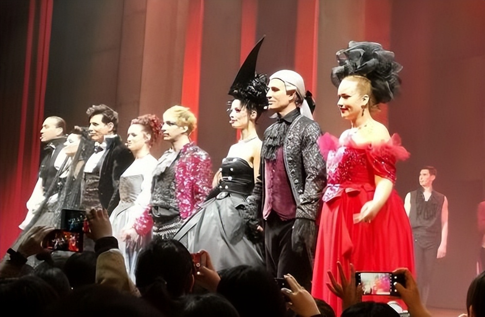 Emo and singing styles in the French musical "Rock Mozart" - iMedia