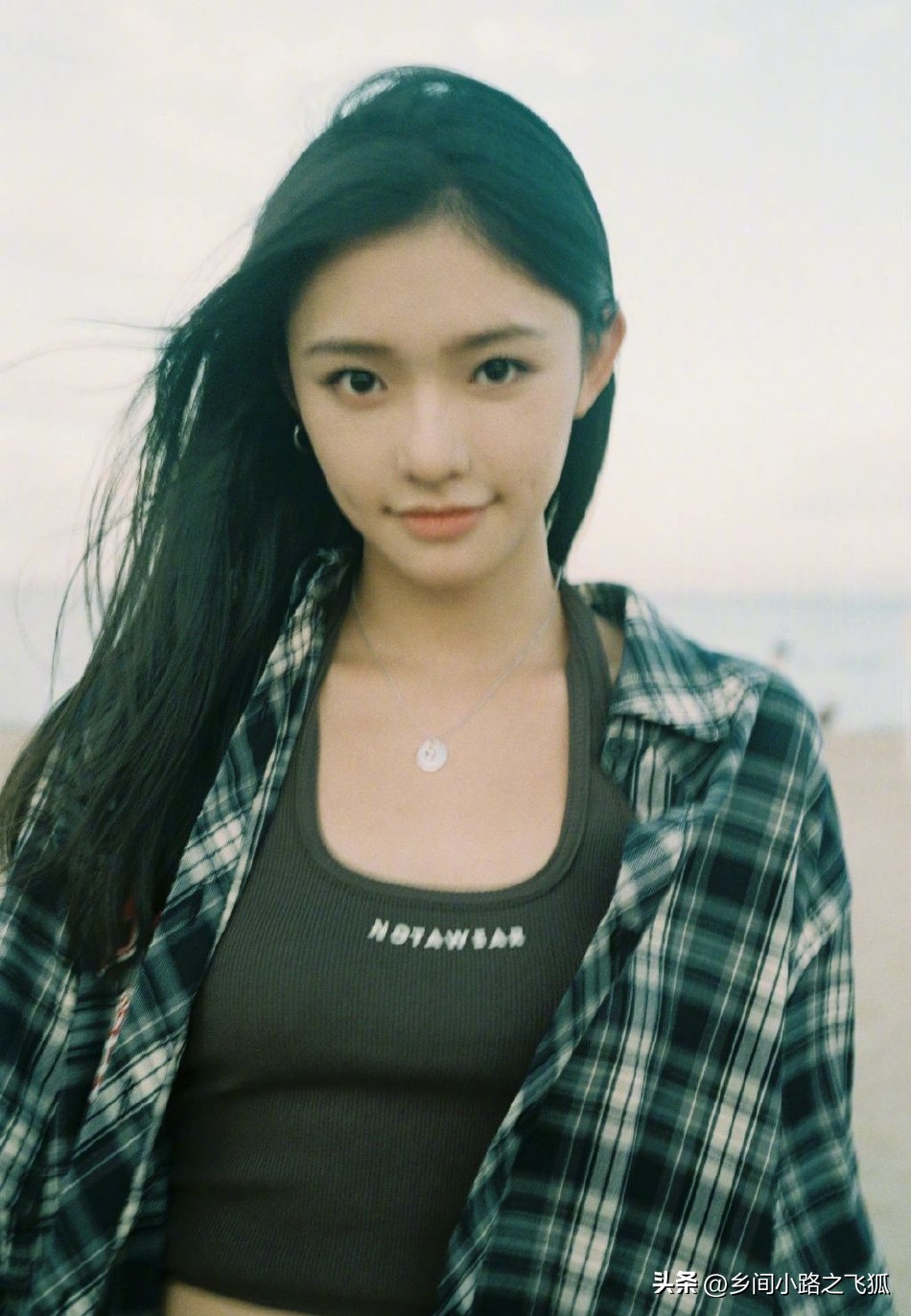 Lin Yun takes a selfie on the beach with red lips and white hair - iNEWS