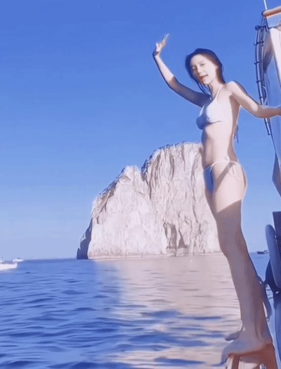 Sexy and slim! Angelababy jumps into the sea in a bikini, her long legs are eye-catching ...