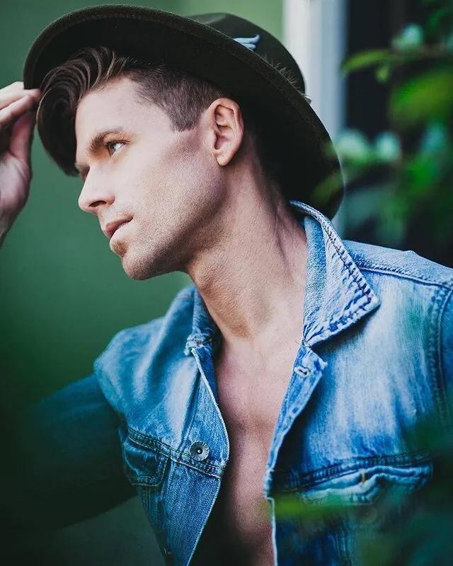 The different life of American high-value male model Go dancer Steven ...