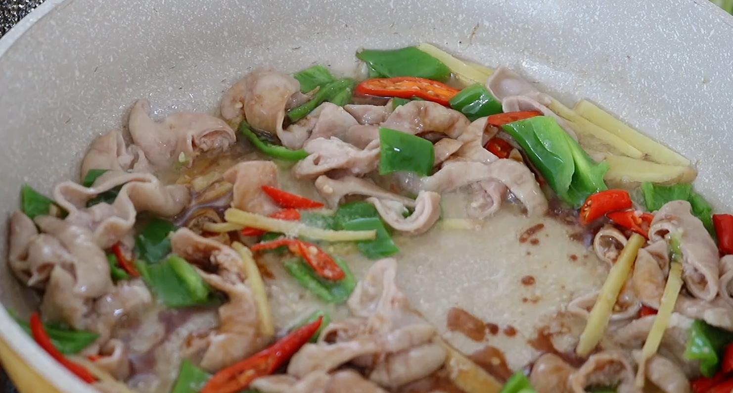 Cleaning the large intestines of fried pigs is the key. Many people put ...