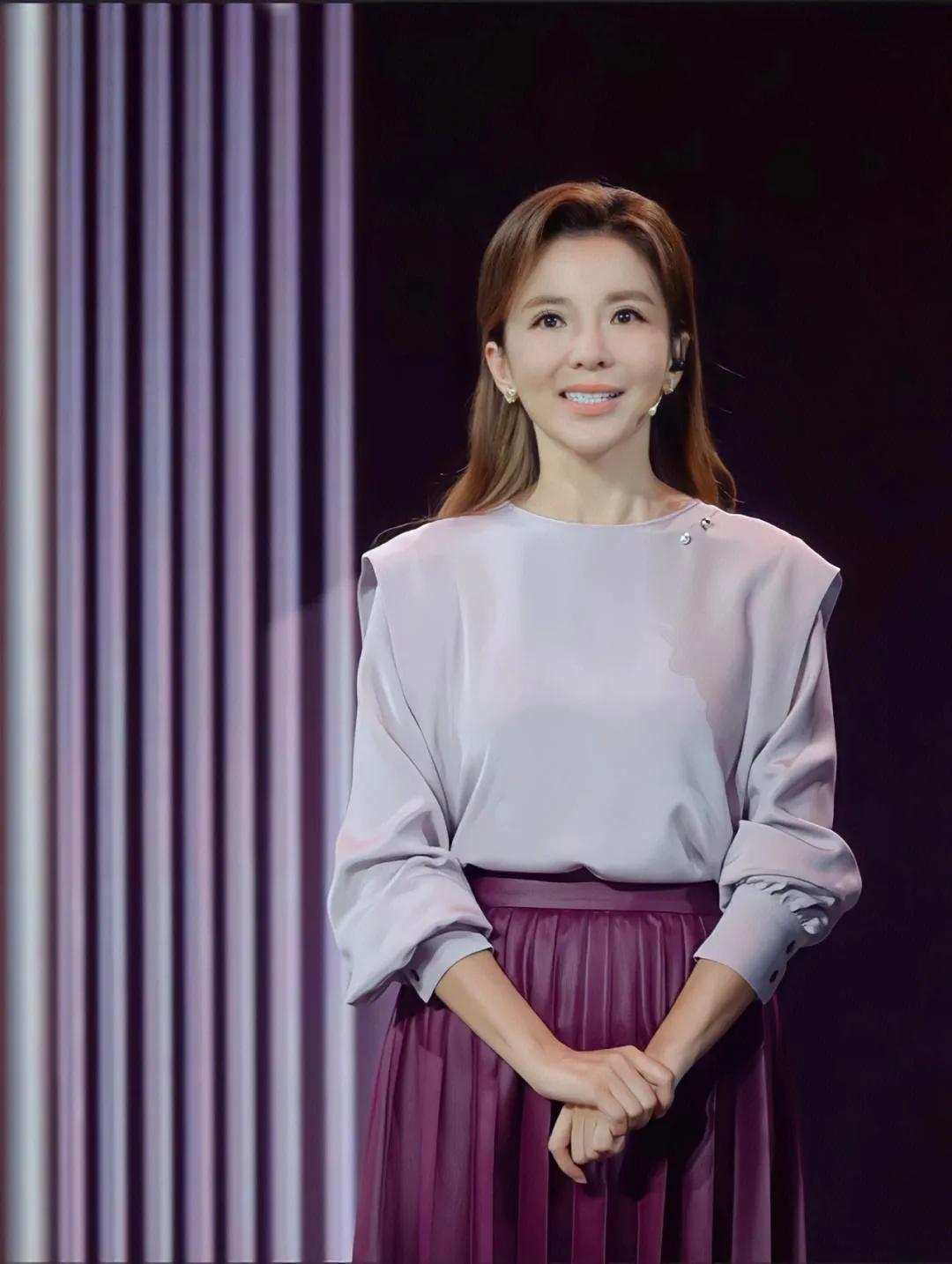 CCTV hostess _ Zhu Xun _ known as China's good daughter-in-law. - iNEWS