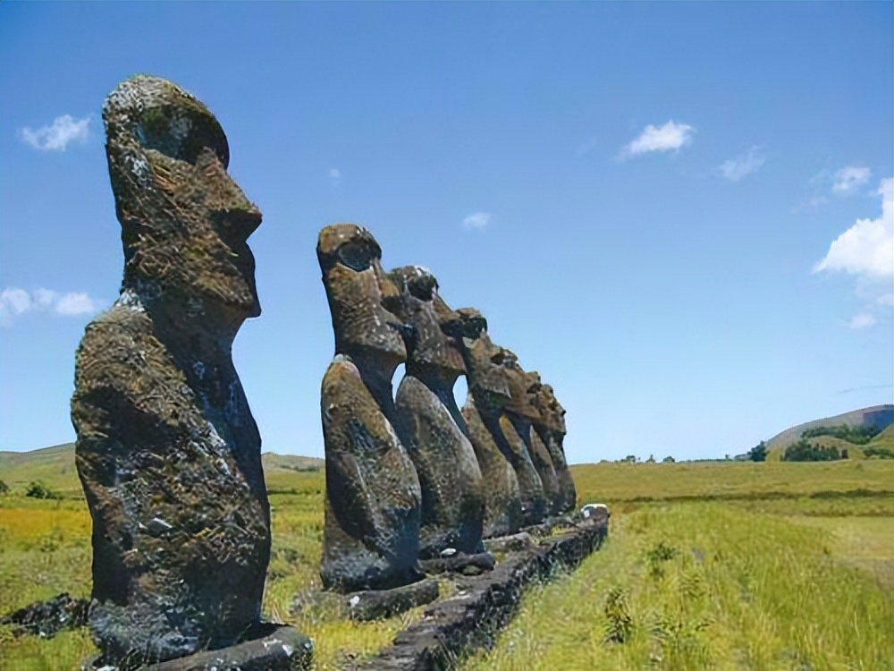 There are a large number of thousand-year-old giant statues on Easter ...